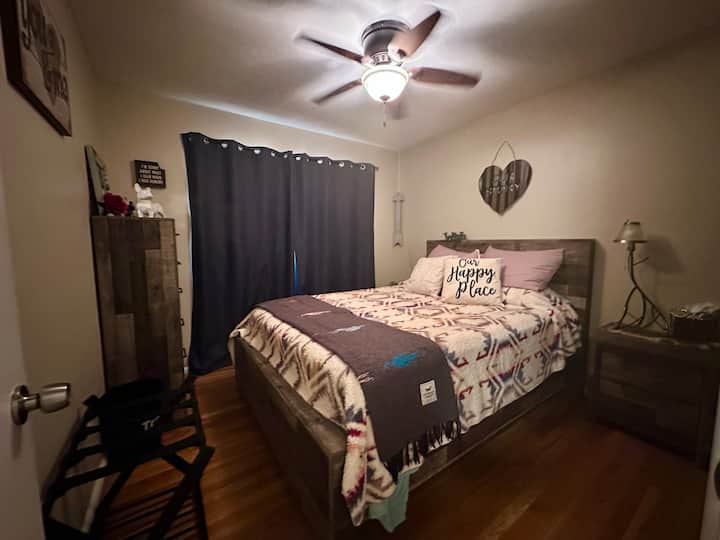 Cozy & Centrally Located! - Colorado Springs, CO