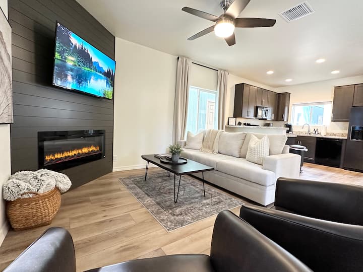 Cozy Modern Bungalow W/ Fireplace-central Location - Flagstaff, AZ