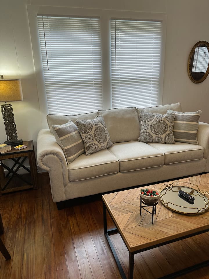1950's Charmer
Comfy & Cozy Saint Streets Cottage - Lafayette, LA