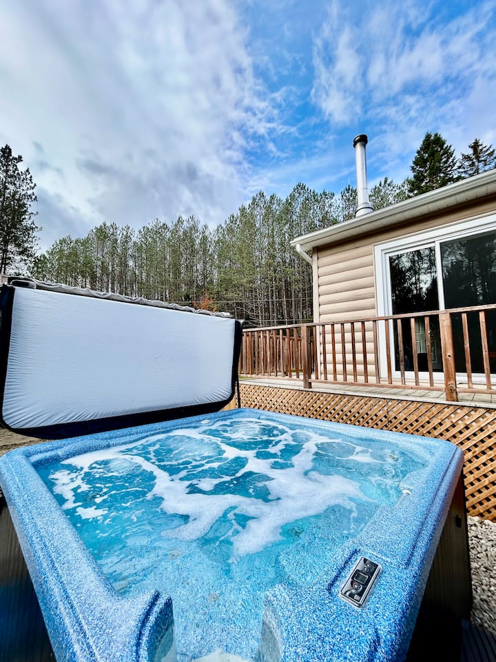 Chalet Spacieux, Spa, Grand Terrain Intime, Nature - Lake Wallace, Wallace Pond