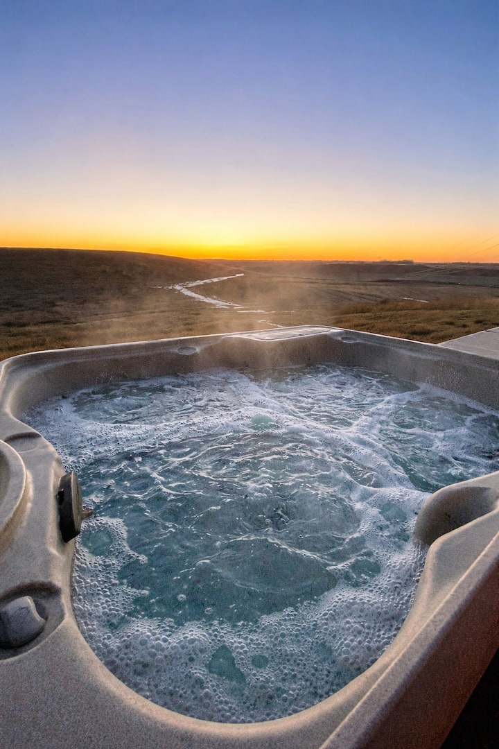 Luxury Prairie Cabin 1 | Hot Tub + Scenic Views - South Dakota