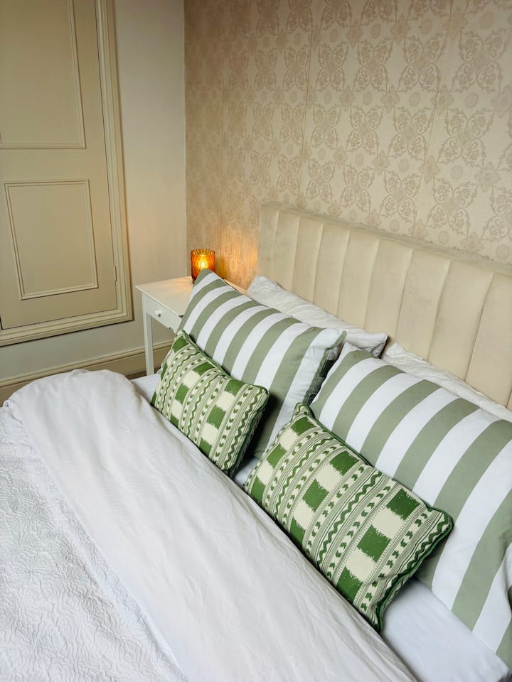 Hampton Wick / Teddington: 2 Bed 2 Bathroom - Kingston upon Thames