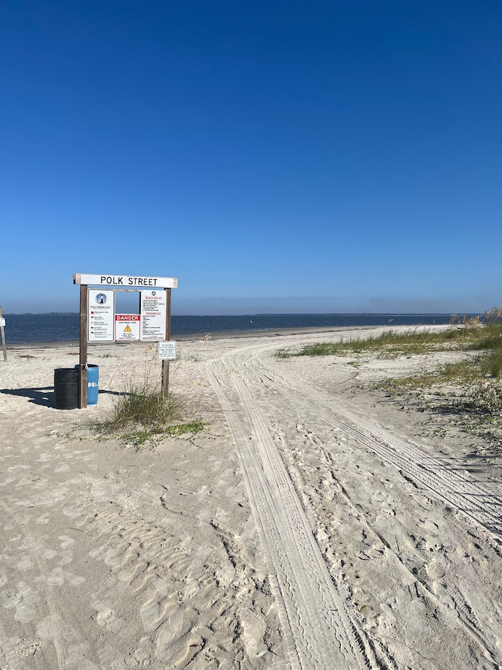 2 Blocks From The Beach On Quiet North End! - Tybee Island, GA