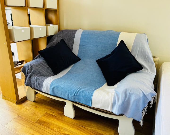 “The Snug”
Small Studio With 1 Double Bed En-suite - Limerick City