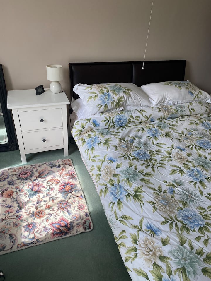 Large Room In Victorian Home - Bedford