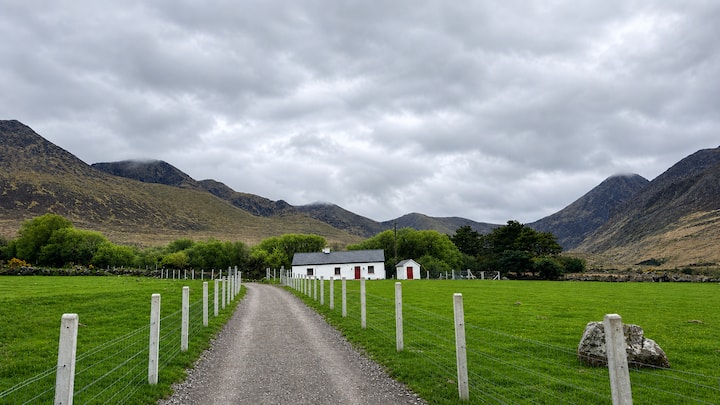 The White Cottage Carrauntoohil - Dingle Peninsula
