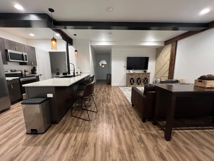 Town Talk: Apt 5 - Pittsburg, KS