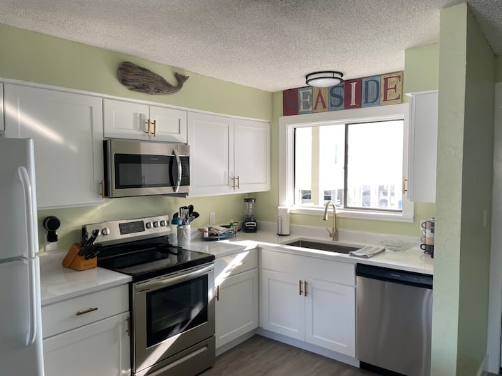 Summer Getaway, 2 Pools, Family Friendly, Sleeps 7 - Gulf Shores, AL