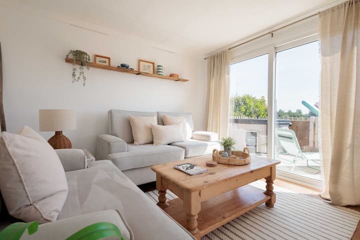 Hot Tub. Stunning Views. Log Burner - Club Casita - Southbourne