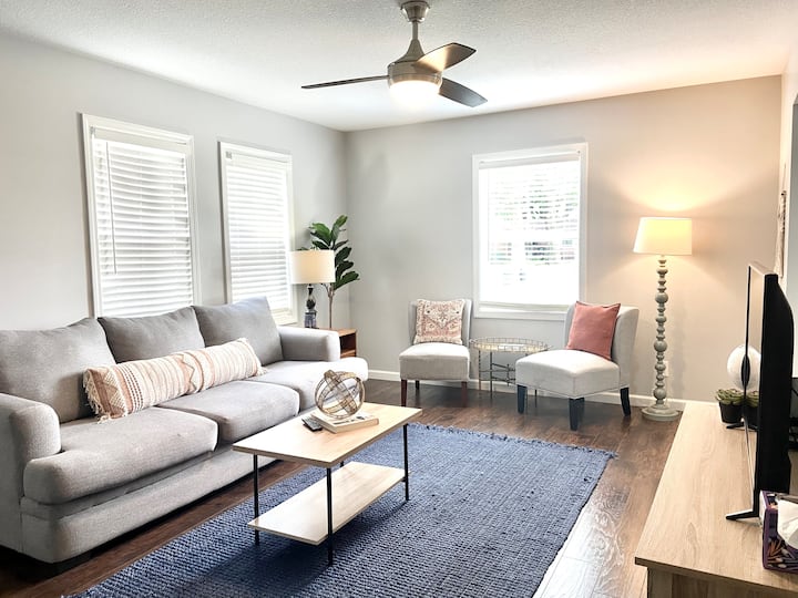 Azure Place - Quiet Refreshing 3 Bedroom Retreat - Champaign, IL