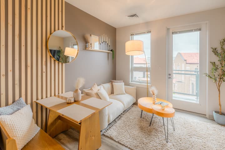 Beautiful Private Suite With Balcony|fully Stocked - Boston, MA