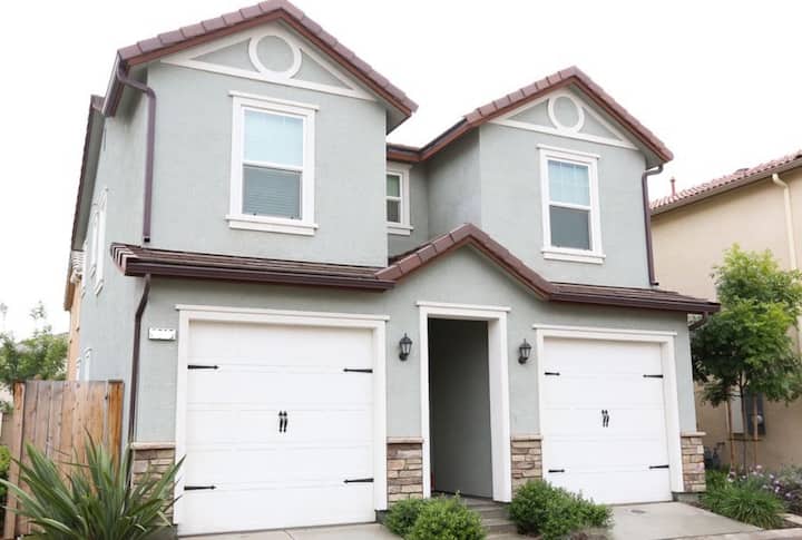 Home With Pool 3-bed, 2.5-bath Home. - Fresno, CA