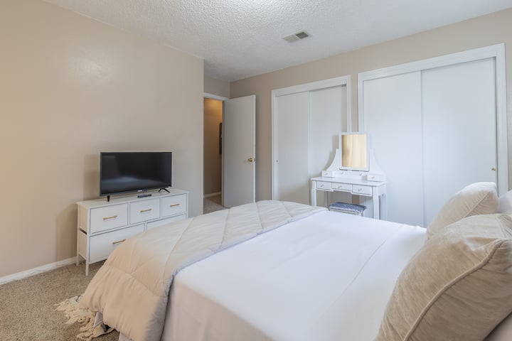 Spacious Bedroom In Fort Collins - Fort Collins, CO