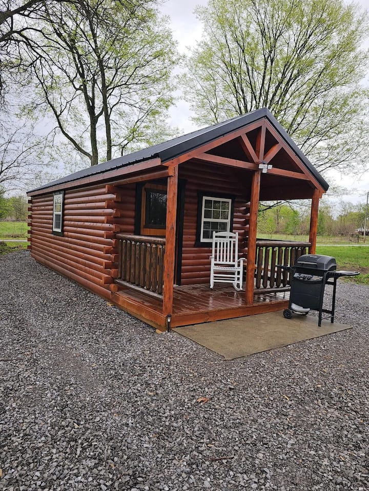 Cozy, Quiet Log Cabin - Ridgway, IL