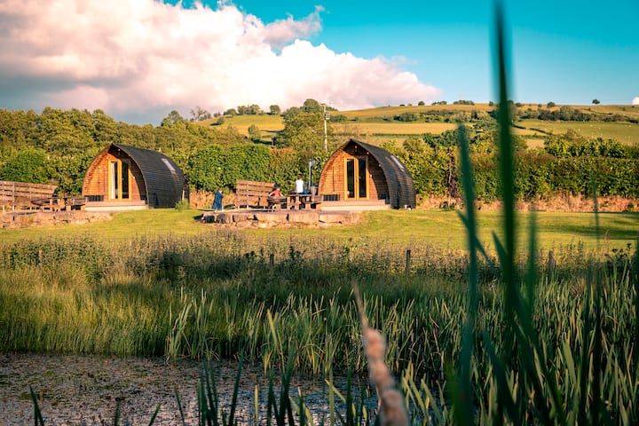 Cosy, Pet Friendly Cabin With Lake View - United Kingdom