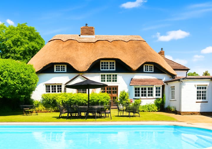 Charming Thatched Cottage, 4 Bedrooms W/ Pool & Pe - Bosham