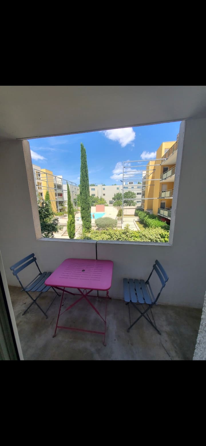 Jolie Studio Climatisé Avec Parking Et Extérieur - Nîmes