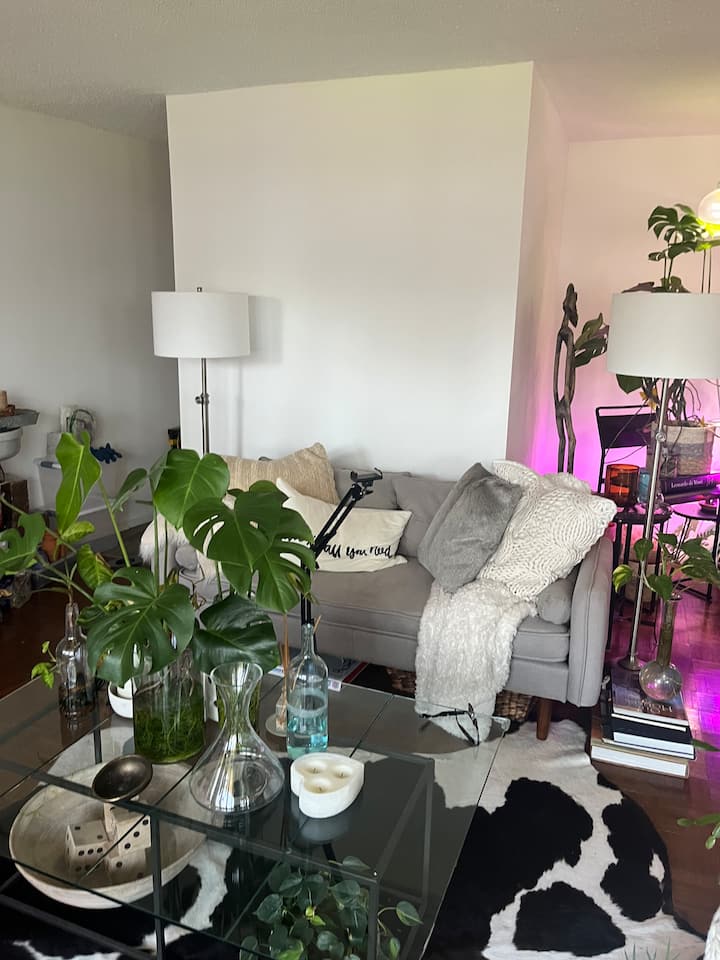 Charming Retreat With Private Balcony & Amenities - Alexandria, VA