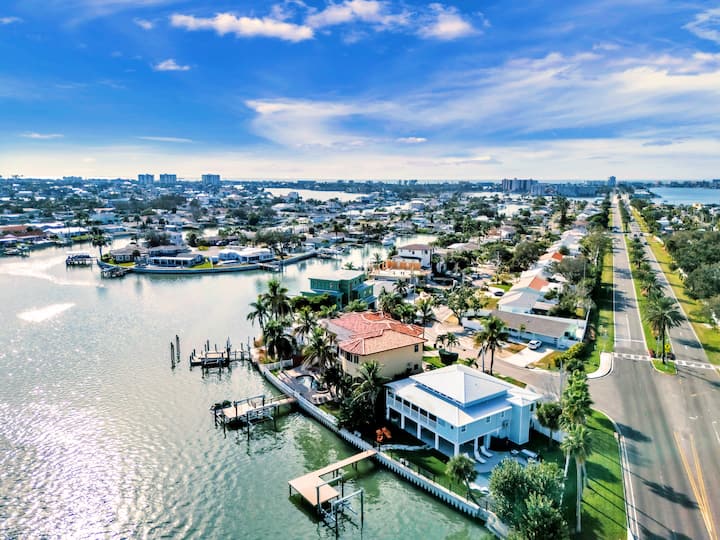 Waterfront 5br Castle • Pool, Dock & Elevator Home - St. Pete Beach, FL