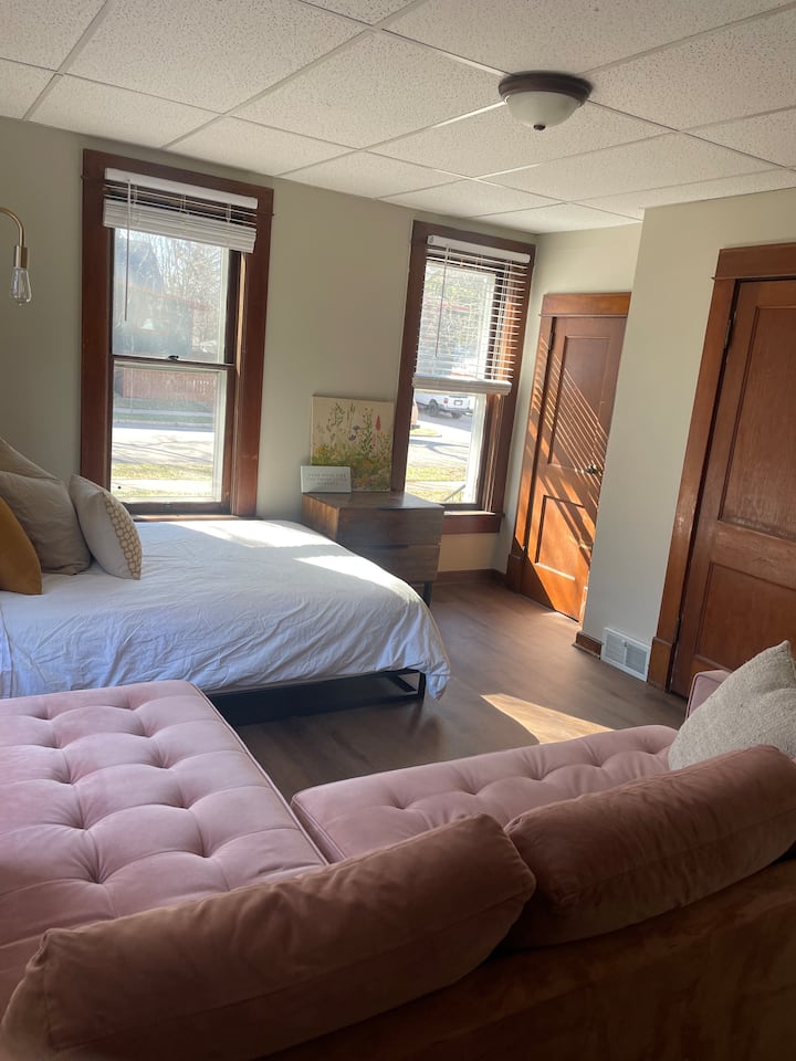 Vintage & Quaint Downtown Apt - Wausau, WI