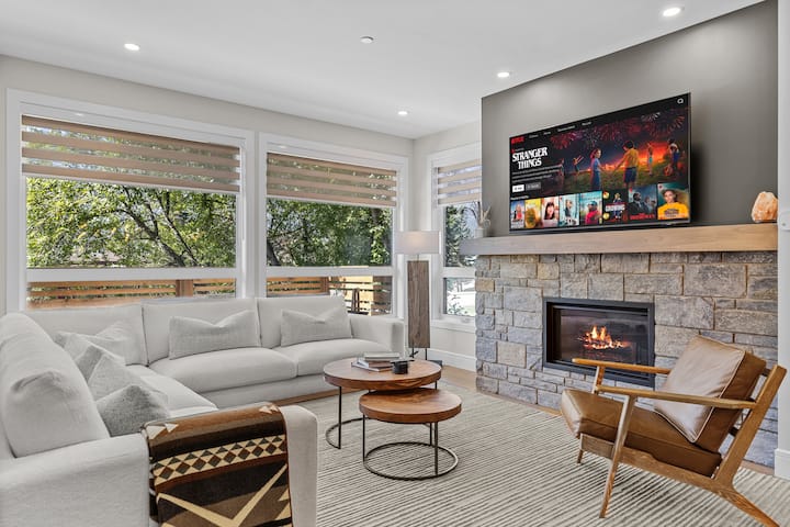 Sisters' Summit - Mountain Views, Hot Tub & Sauna - Alberta