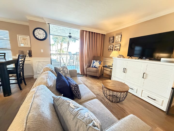 Luxury Poolside Condo- Waterfront/gated - Marco Island, FL