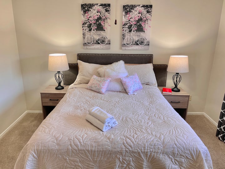 Beautiful Bakersfield Pool Home Retreat - Bakersfield, CA