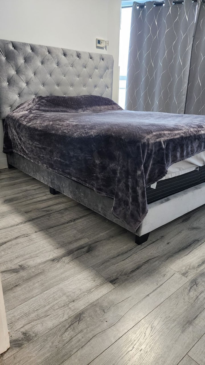 Cozy Two Bedroom Condo By Sq1 - Toronto, ON