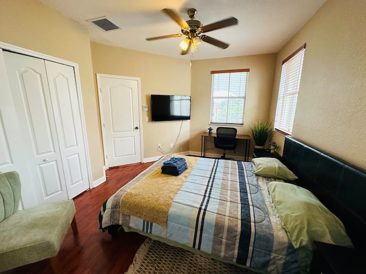 Unique Room In Miami Lakes With Private Bathroom - Hialeah, FL
