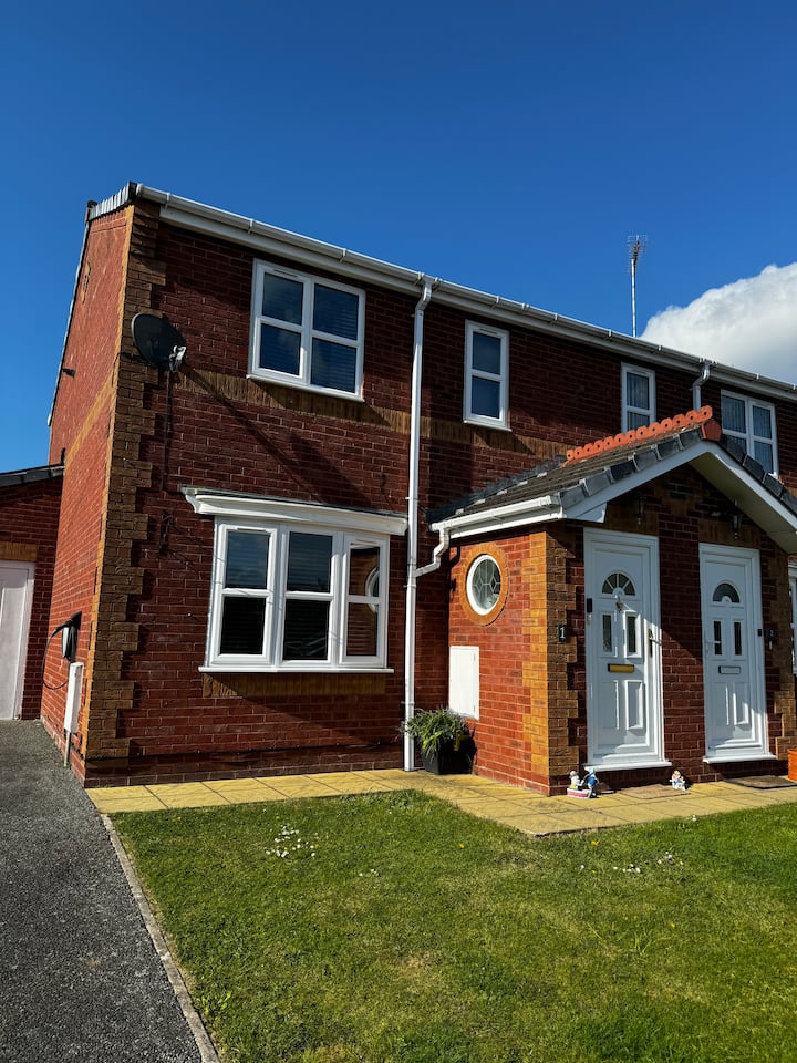 Home In Buckley - モールド