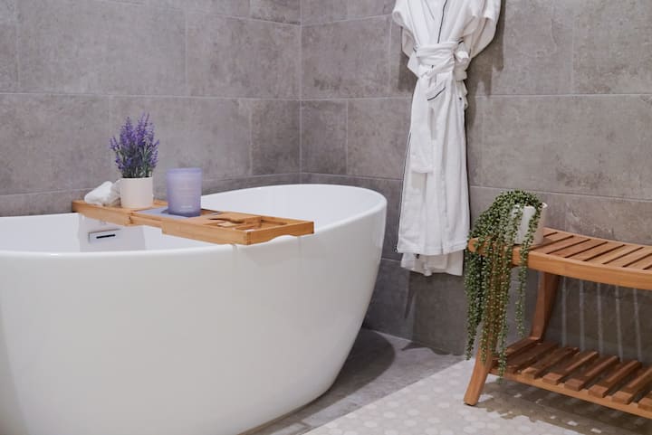 * *Soaking Tub Suite W/ Mountain & Water Views - Oak Harbor, WA