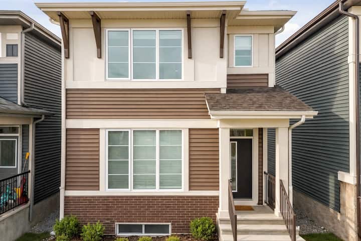 3 Bedroom Home For Groups & Family + Free Parking - Calgary