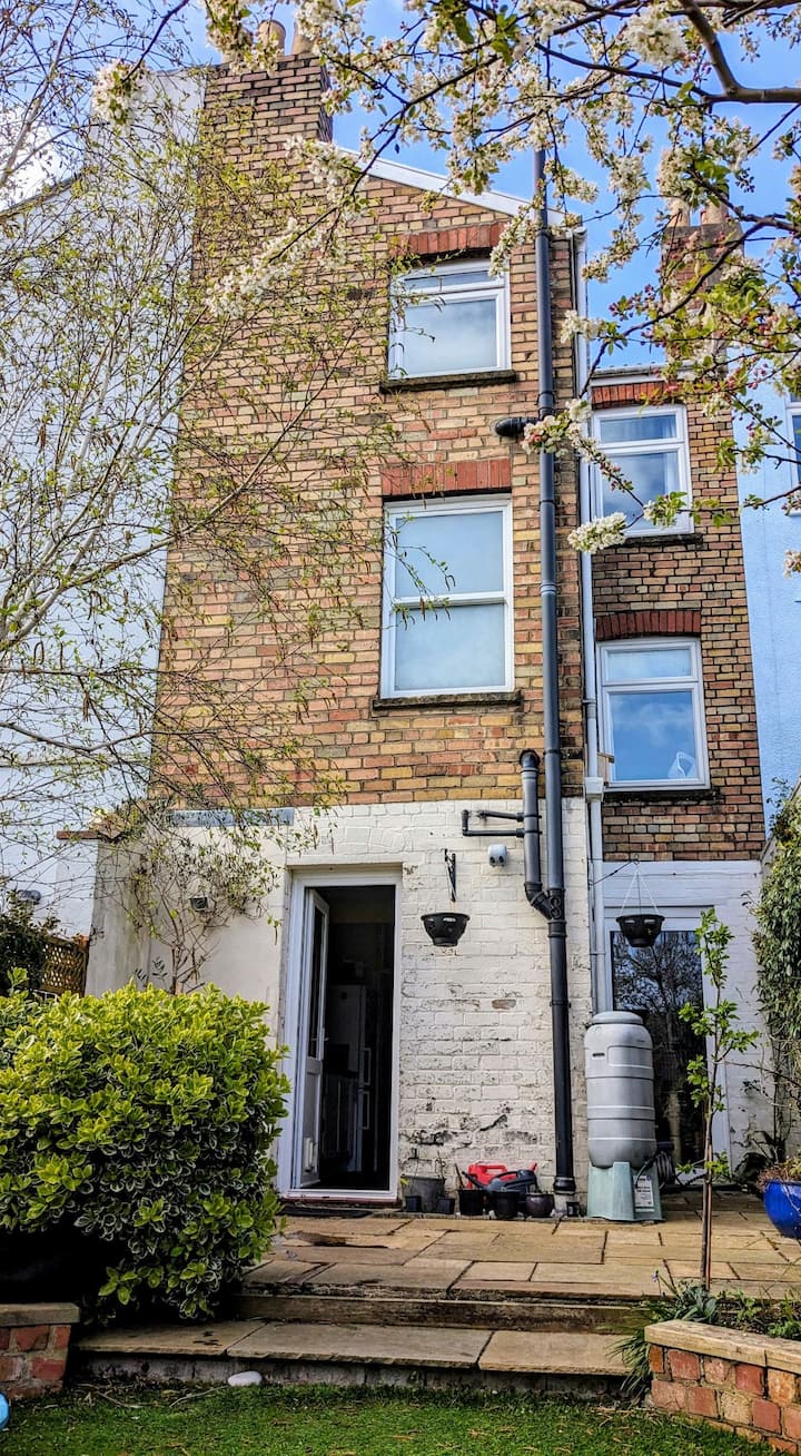 Lovely Family Home | Sleeps 6 - Brístol