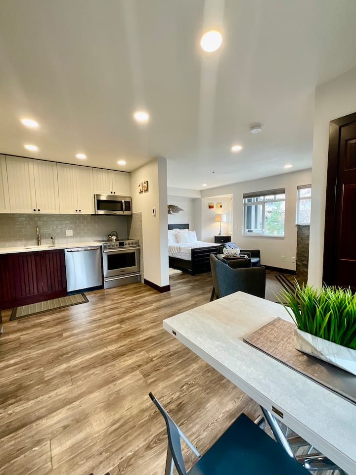 Whistler Village. Upgraded! Location! Free Parking - Canada