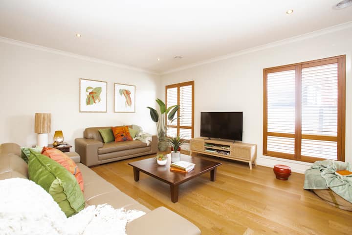 Max - Spacious Home With Office Secure Yard - Caroline Springs