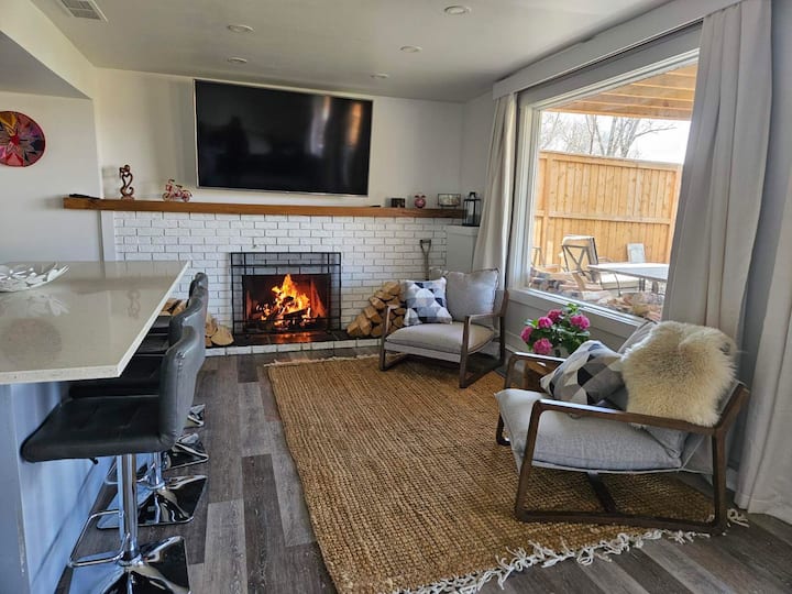 Lake Front Two Bedroom Walk Out Basement House - チェスターミア