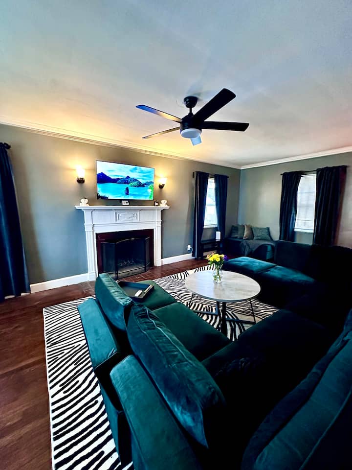 Cozy + Spacious In Morningside! - Grosse Pointe, MI