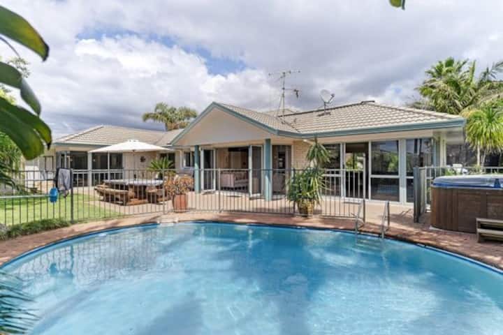 Spacious Family Haven 
Beach And Pool - Papamoa