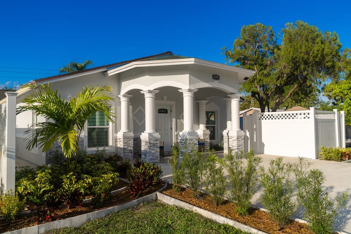 2 Bedroom, 2 Bath, Recliner, 4 Parking, Sofa Bed. - Palm Springs, FL