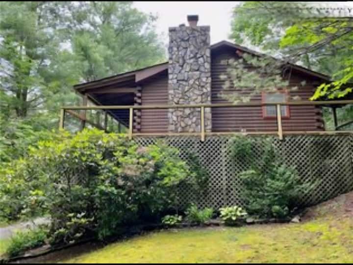 Whispering Pines Escape - Boone