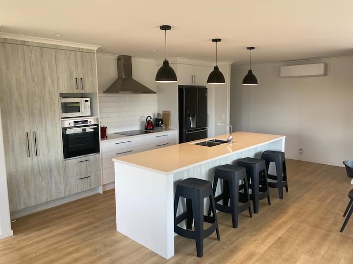 Modern Tairua Home With Estuary Views - Pauanui