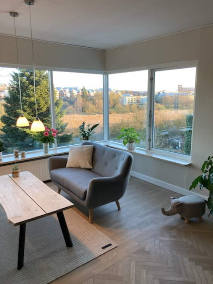 Smukt Hjem Og Udsigt Over By Med Spændende Have - Kolding