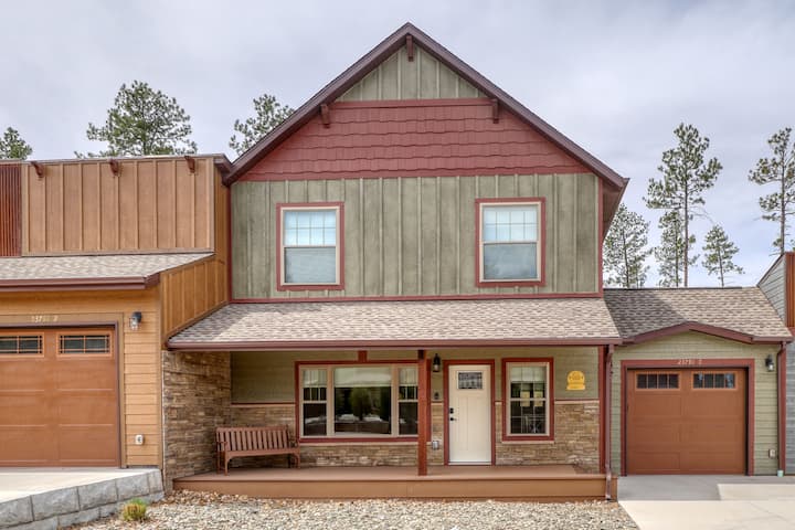 Modern Black Hills Basecamp 2 Bedroom Condo - Keystone, SD