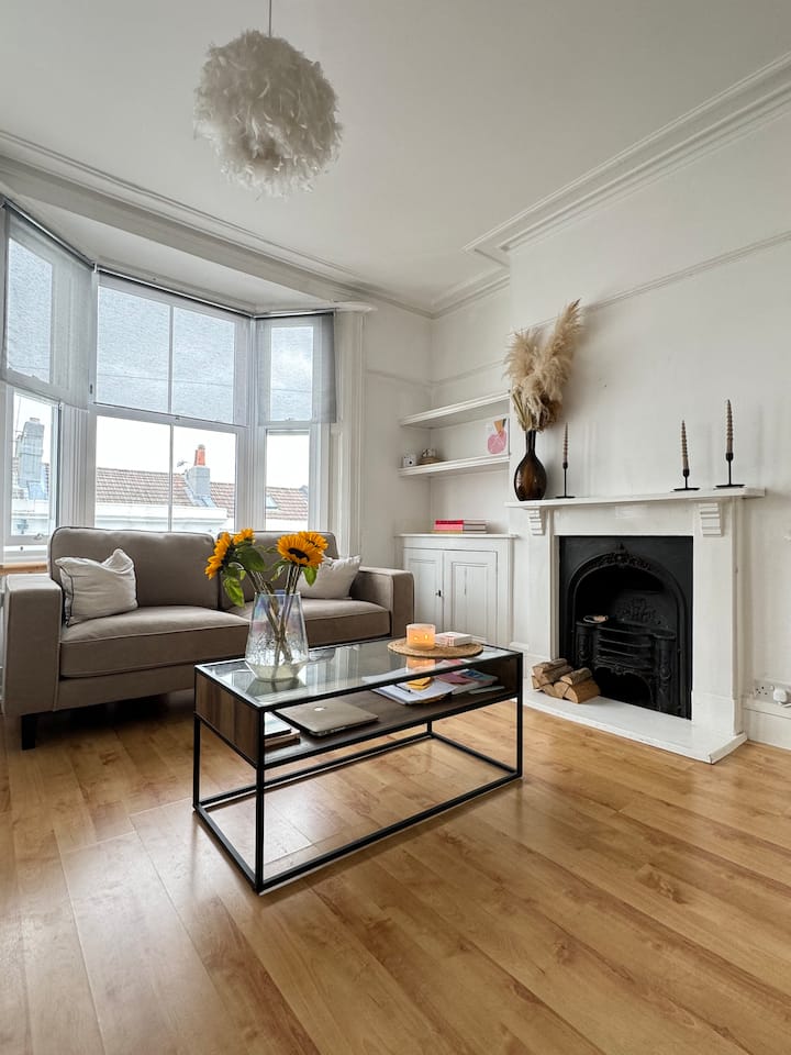 Sunny Central Apartment - Brighton