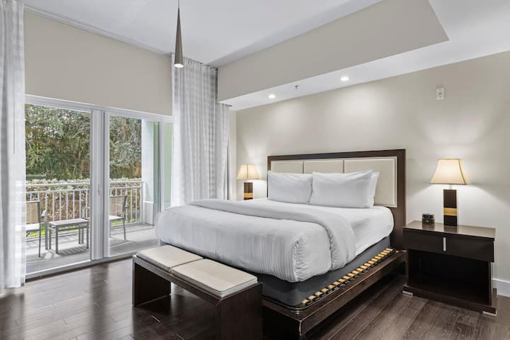 King Studio With Onsite Dining, Spa Services, Pool - Miami Springs, FL
