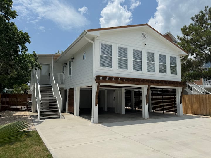 Fun Beach House, Ev Charger! - Carolina Beach, NC