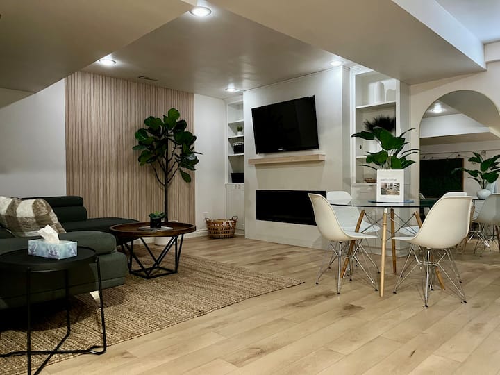 Beautiful Suite | Private Sauna | Near Ctrain - Calgary
