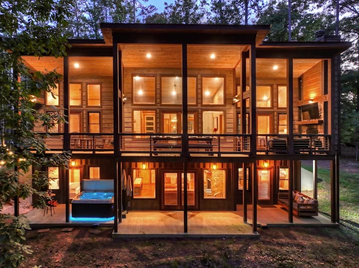 Modern Rustic Chalet, Hot Tub + Bunk Room - Blue Ridge, GA