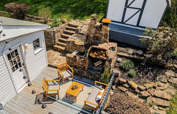 Cozy Cottage Near Downtown | Fire Pit & King Bed - West Virginia