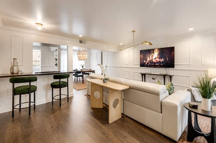 Spacious Dallas 2br Retreat · Poolside Oasis - Dallas, TX